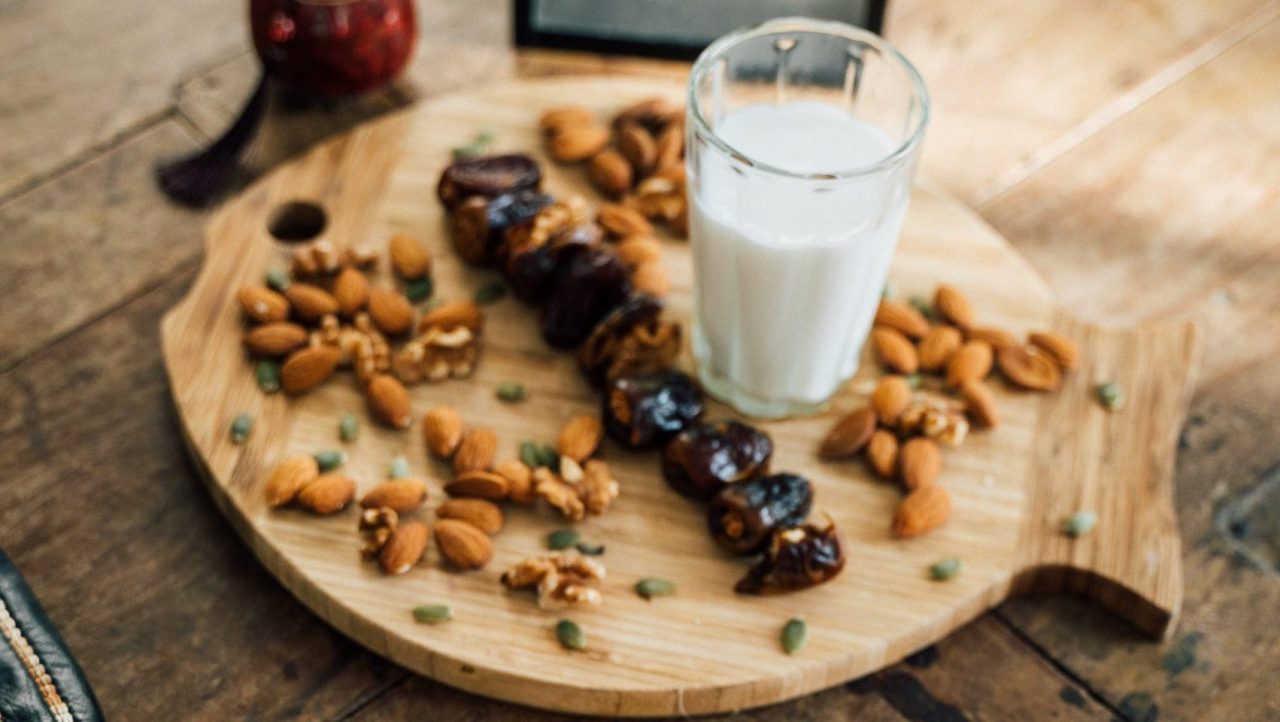 Batido de almendras y dátiles con canela - Harit Ayurveda